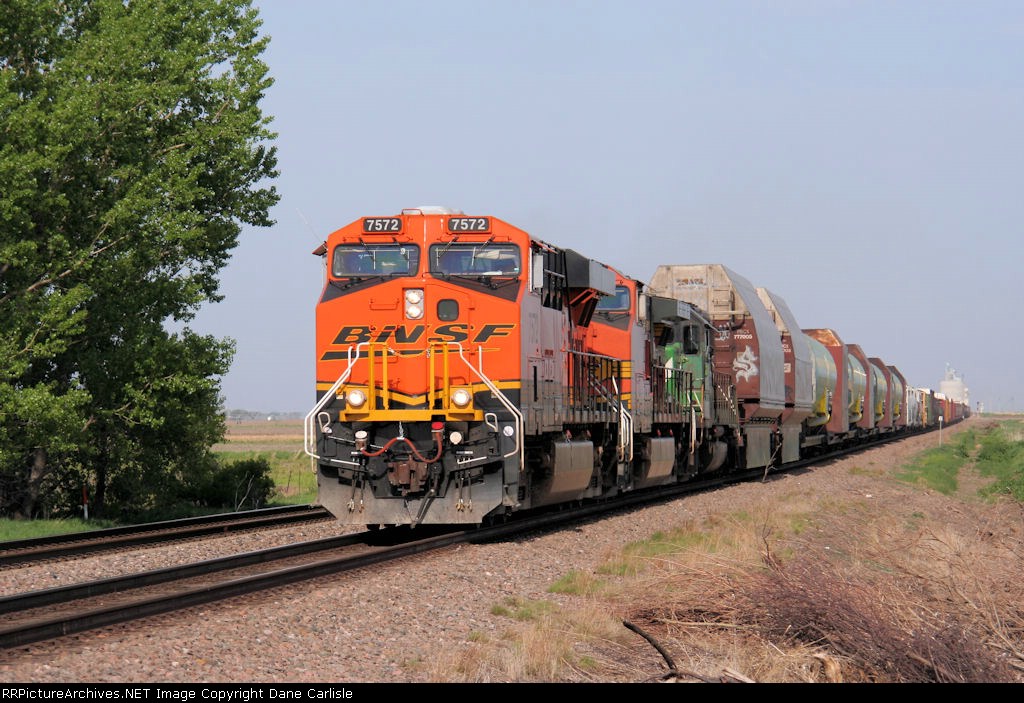 BNSF 7572 with its priority train, We see 4 Boeing 737' on this drag.